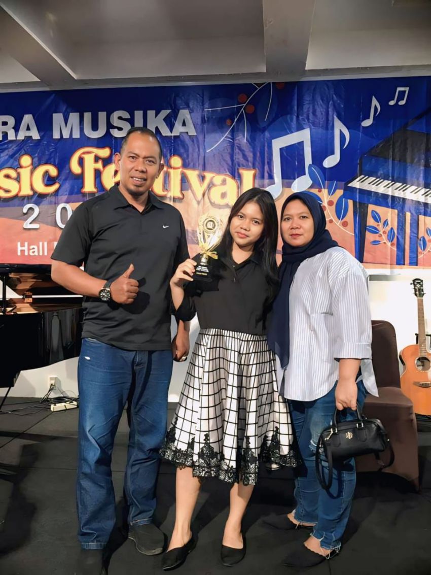 Membanggakan! Siswi SMP Negeri 7 Medan Raih Gold Trophy di Era Musika 2025